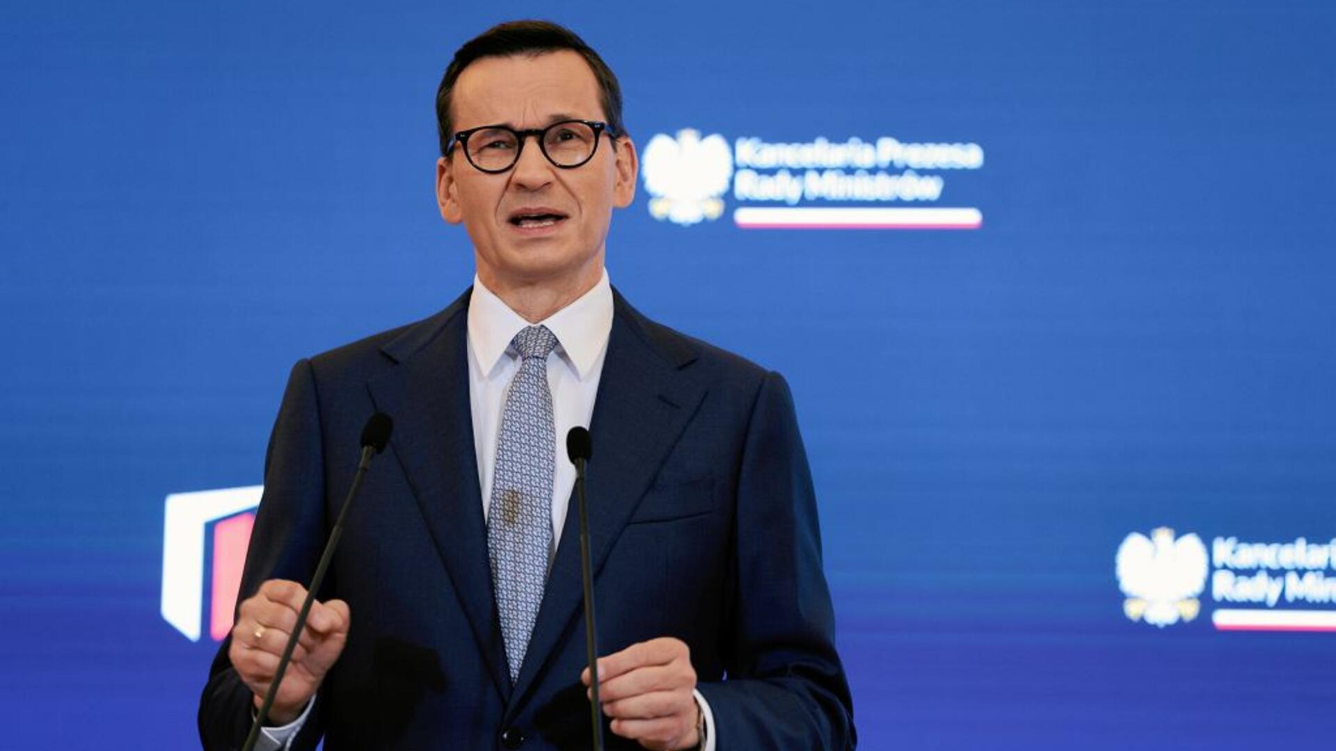 Morawiecki siedzi i czeka. "Jest zaprogramowany, żeby robić z siebie ...