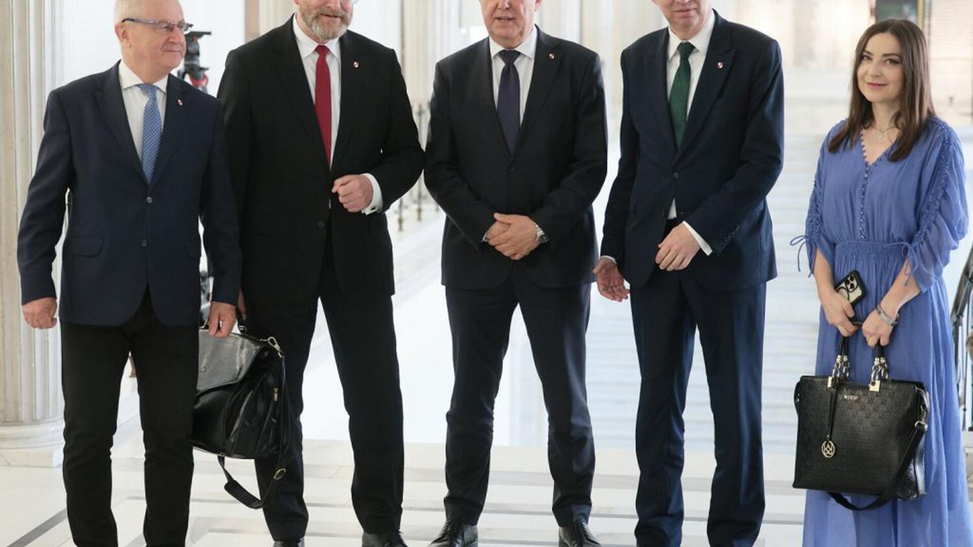 Oni do Sejmu nie wejdą, zastąpi ich partia Brauna. Najnowszy sondaż ...