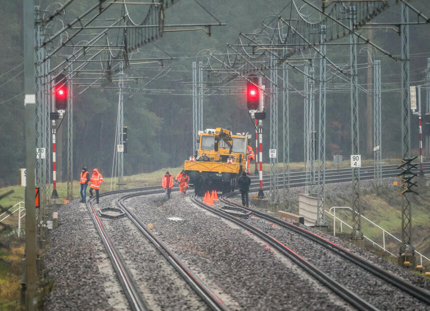 "GW”: Na torach były trzy ładunki, jeden zawiódł. "Mieliśmy szczęście ...