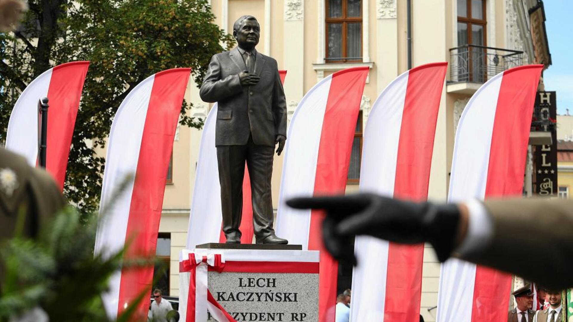 Pomnik Lecha Kaczyńskiego zniknie sprzed tarnowskiego dworca? Nagły ...
