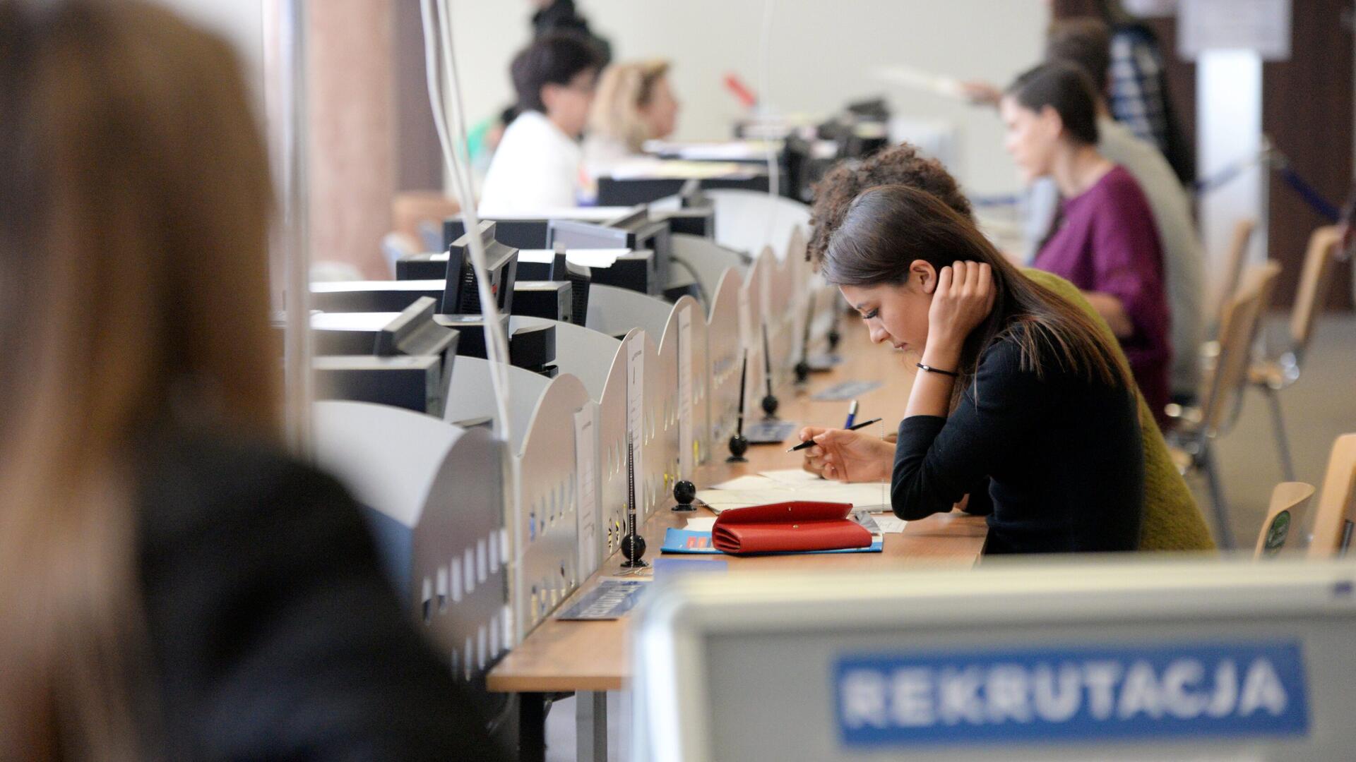 Najpopularniejsze kierunki studiów w Polsce 2025. Nawet 24 osoby na ...