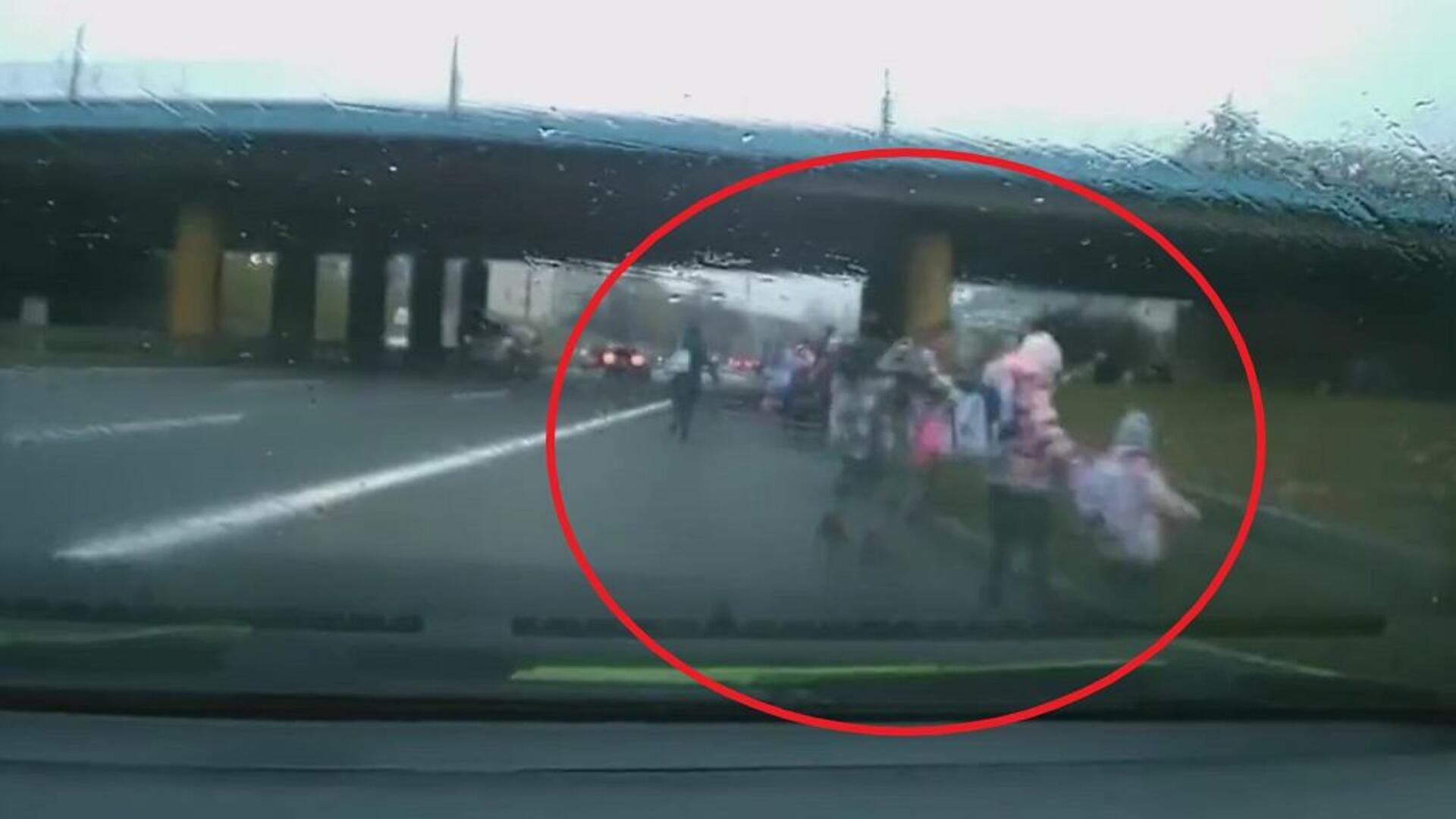 Chorzów. Grupa dzieci biegła po ruchliwej drodze - dramatyczne nagranie ...