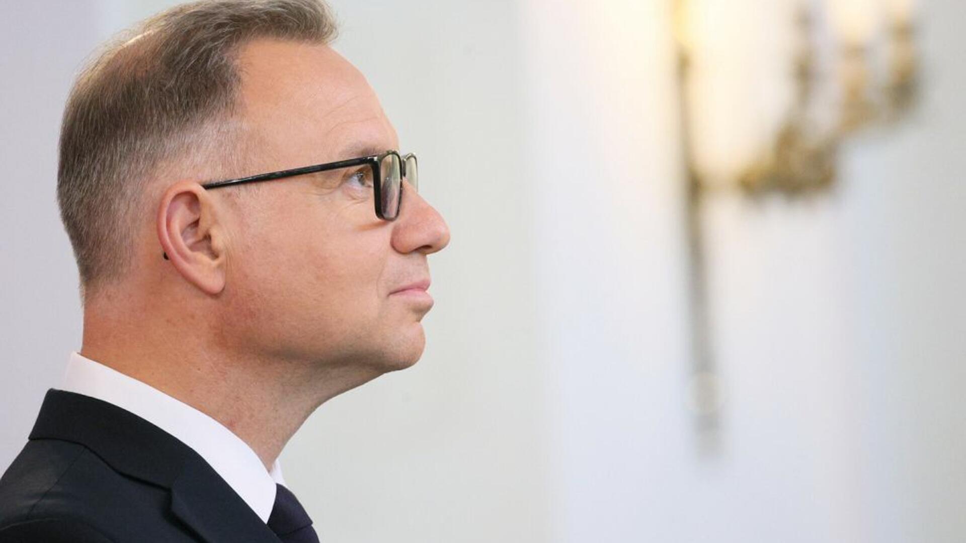 Duda na finiszu. Na kogo gra? "Coś niepokojącego dzieje się z ...