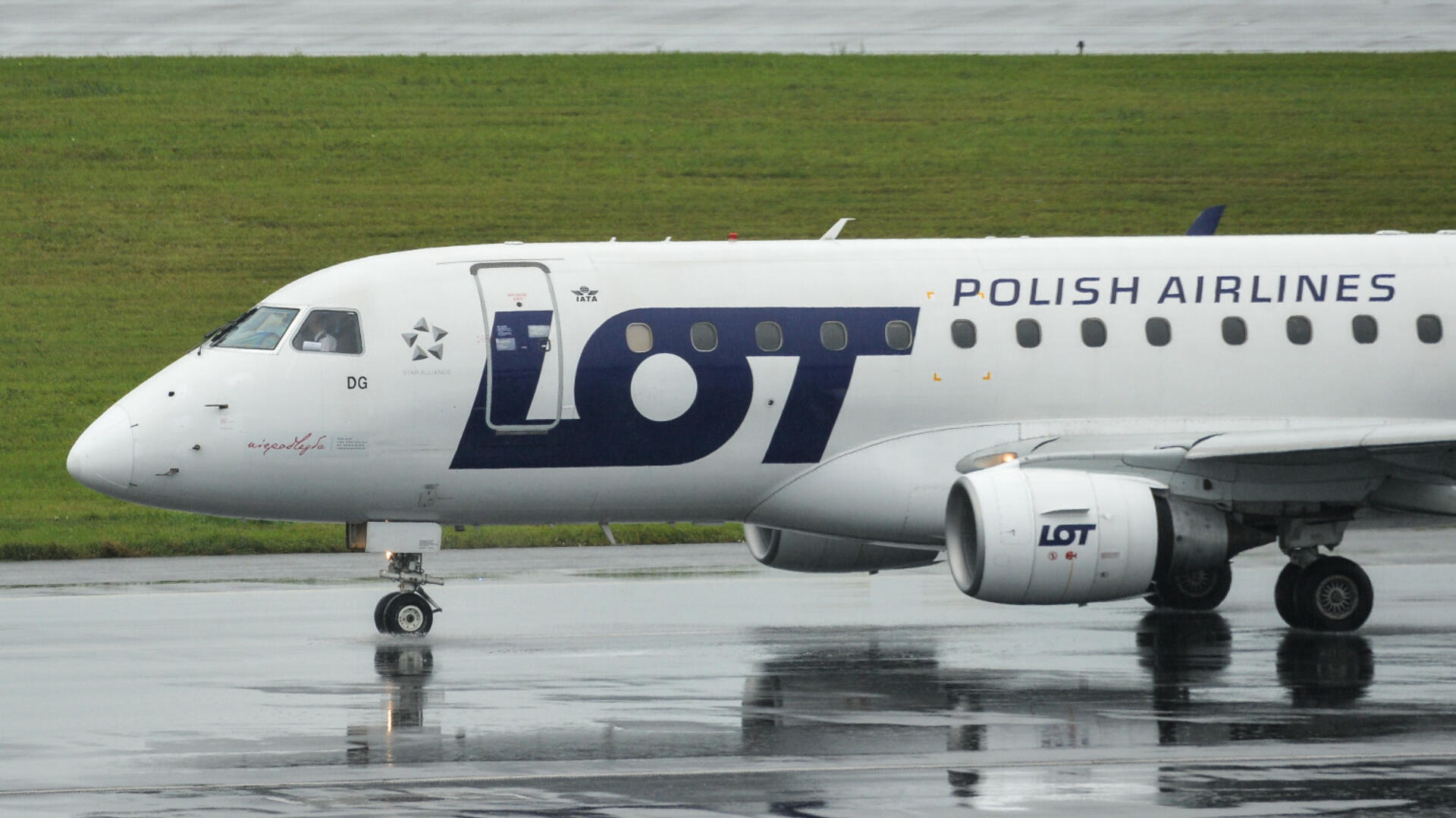 Samolot LOT ześlizgnął się z pasa na lotnisku w Wilnie. "Wszyscy ...
